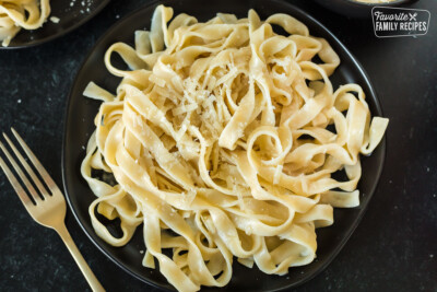 Authentic Fettuccine Alfredo (4 Ingredients)