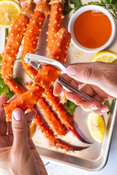 Crab Legs with Garlic Butter Dipping Sauce